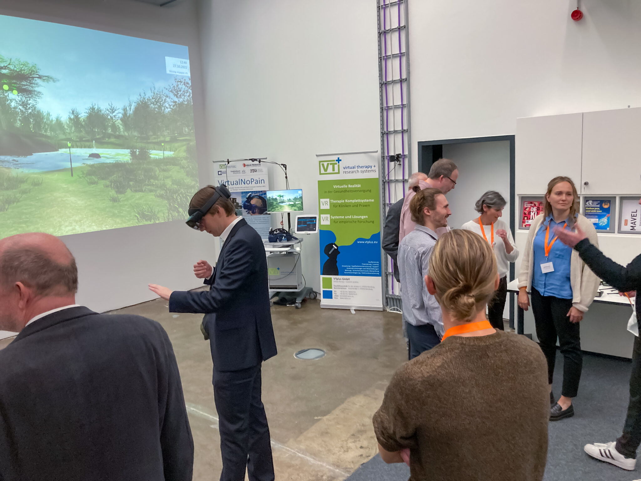 Schmerzreduktion mit Virtueller Realität und EEG Feedback ...